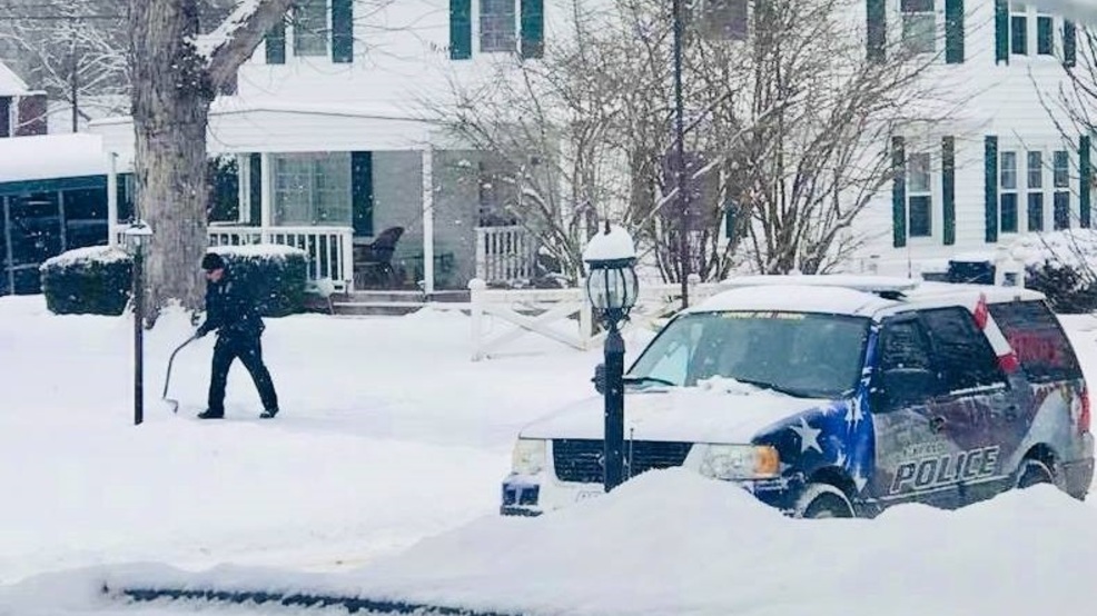 Police officer spotted clearing snow-covered driveway for elderly ...